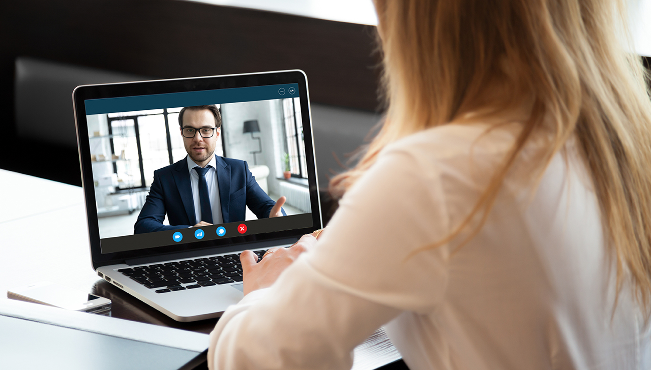 Cómo conducir una entrevista virtual